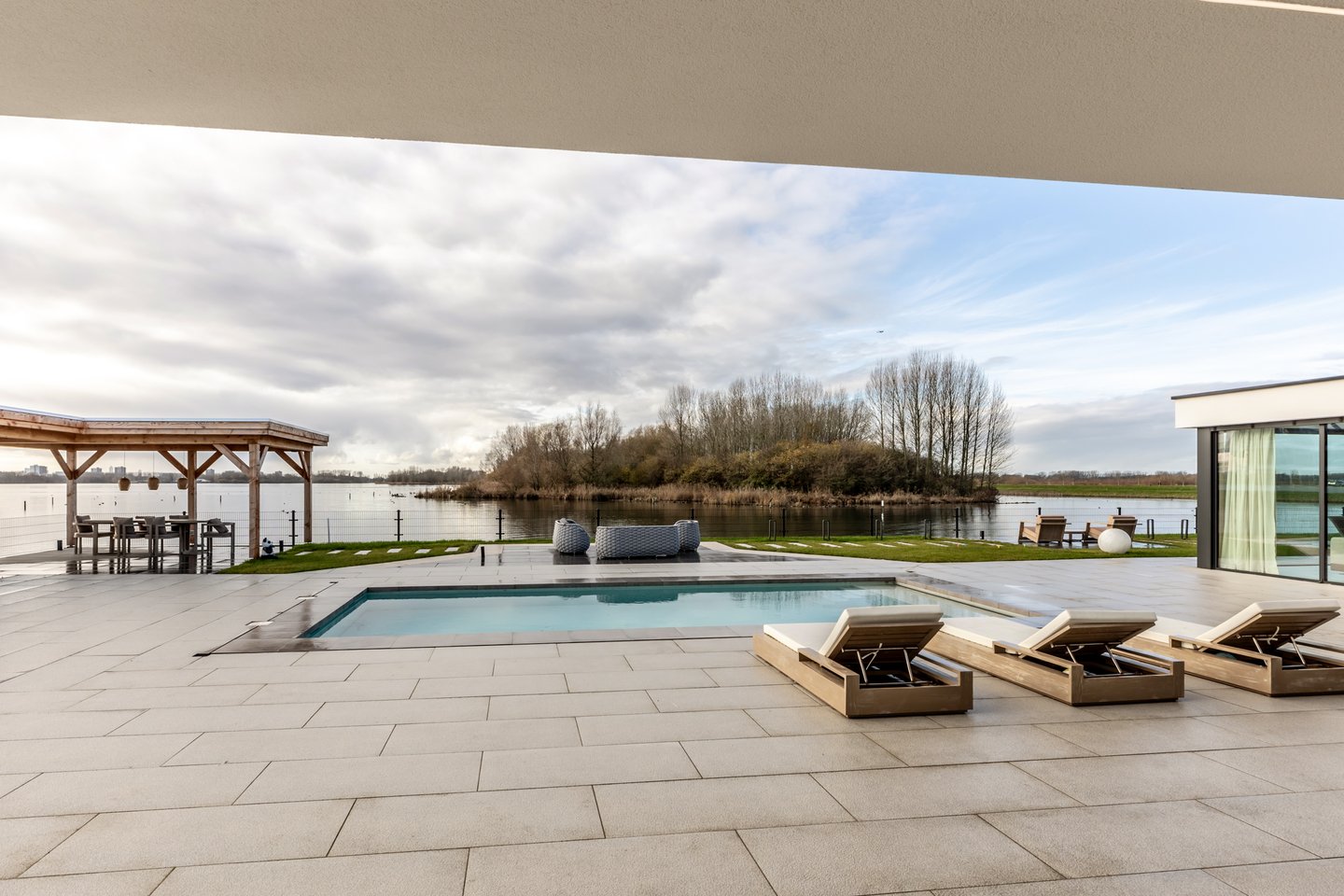 Miljonairskoppel probeert jackpot te scoren met villa €4,45 mln